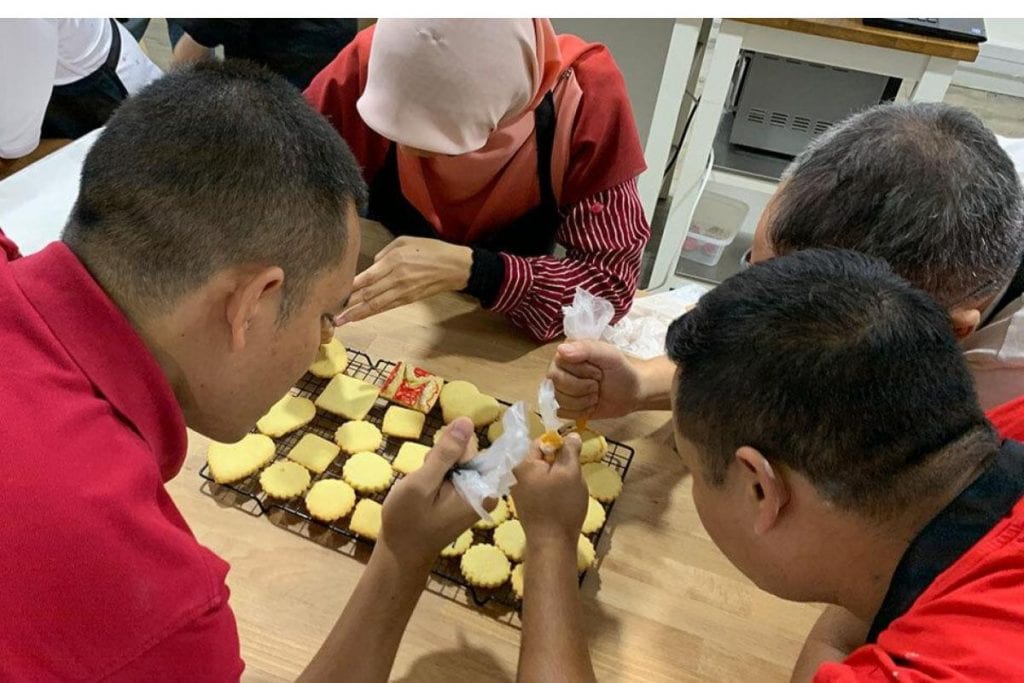 Simple Cake Design | Decorative Desserts | Team Building Baking Class