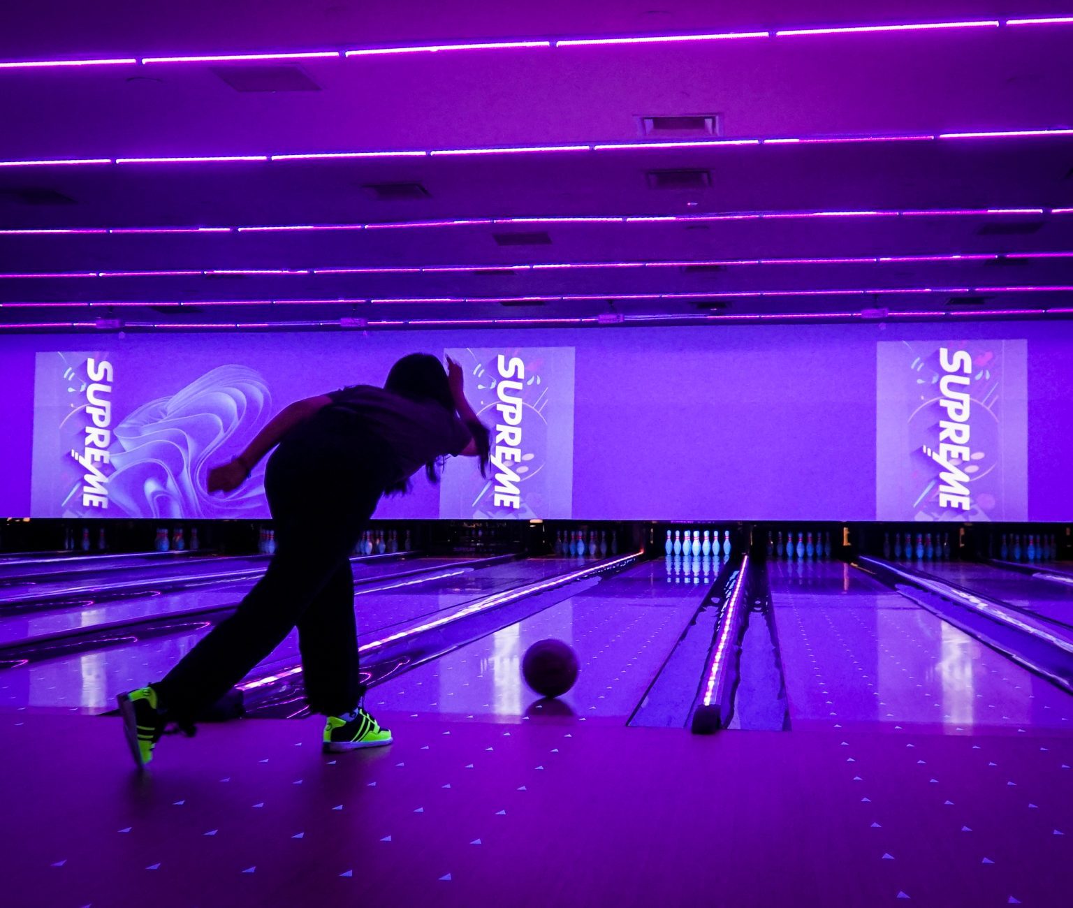 Tarikan Terbaru di Mid Valley, Glow-in-the-dark Bowling Alley!