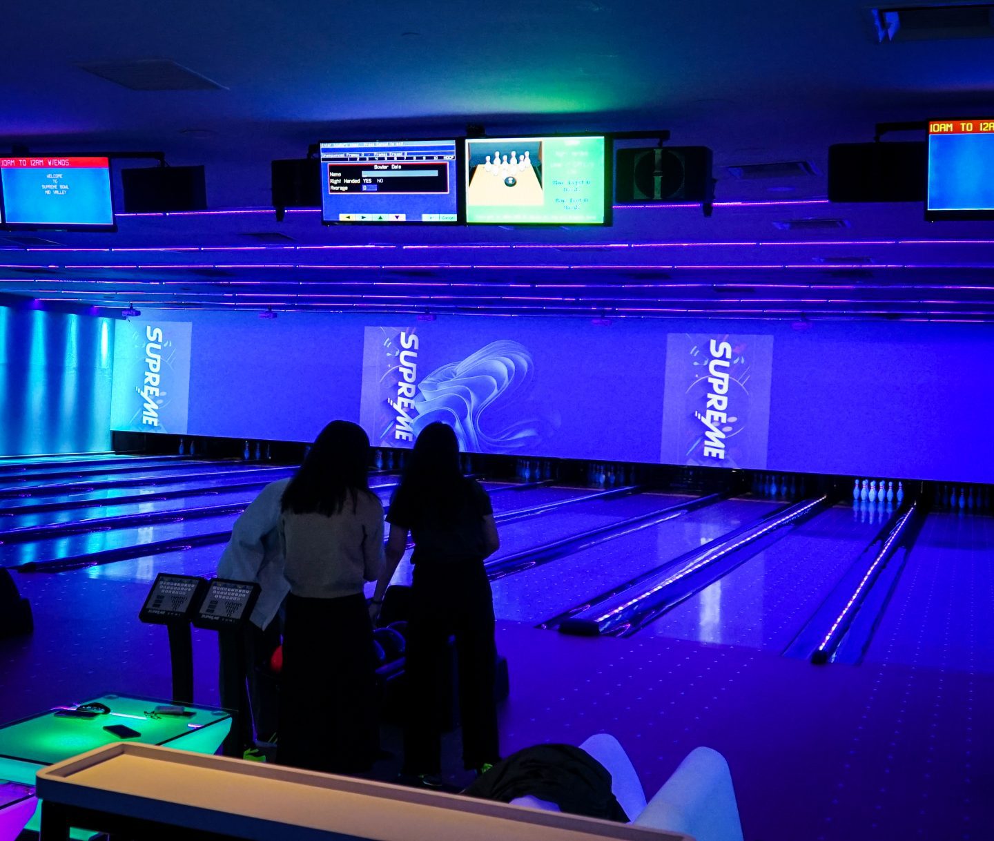 Tarikan Terbaru di Mid Valley, Glow-in-the-dark Bowling Alley!